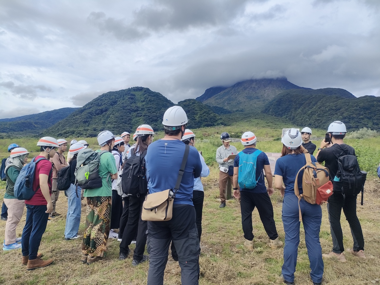 The 8th field camp of ACV (Unzen, 2025) | 火山防災研究部門 | 防災科学技術研究所